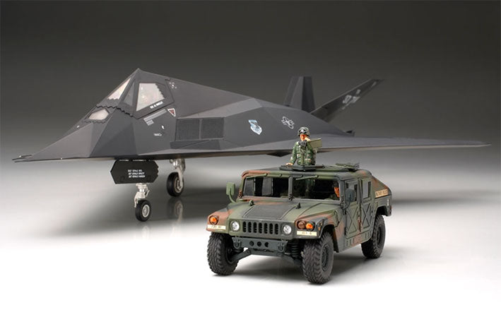 Modelo a escala 1/48 para armar: F-117A Nighthawk & U.S. Modern 4X4 Ut – Big Bang Planet Toys ...